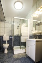 Chuveiro, secador de cabelo, toalhas de banho 