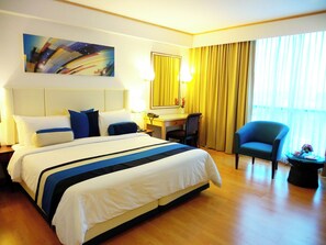 Quarto Duplo Superior | Minibar, cofre no quarto, secretária, cortinas/cortinados opacos 