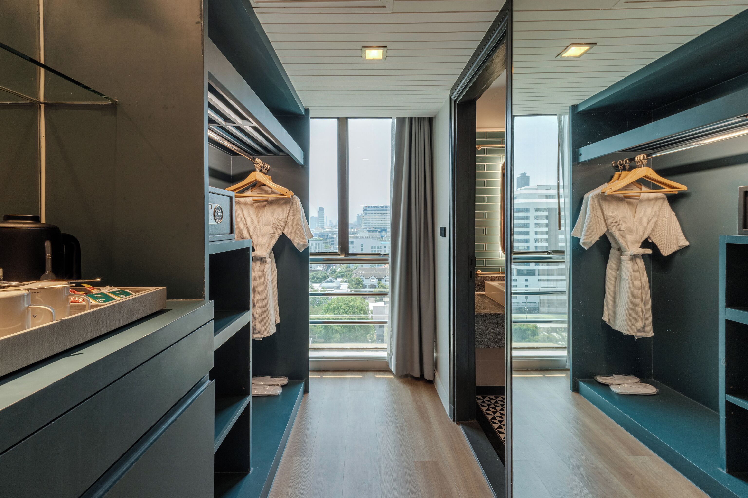 Quarto | Minibar, cofre no quarto, secretária, cortinas/cortinados opacos 