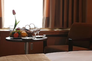 Suite, 1 cama king-size | Minibar com produtos grátis, cofre no quarto, secretária 