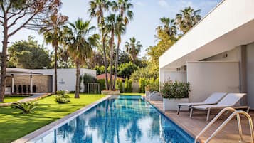 Piscina interior, piscina exterior sazonal, guarda-sóis