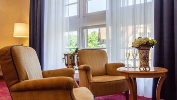 Suite Júnior, 1 cama queen-size | Sala de estar | TV de ecrã plano