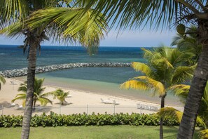 Na praia, espreguiçadeiras, toalhas de praia 