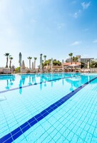 Piscina exterior sazonal, guarda-sóis 