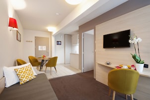Apartamento, 1 quarto | Sala de estar | TV de ecrã plano 