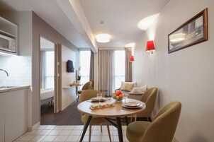 Apartamento, 1 quarto | Área de estar | TV de tela plana