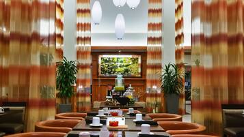 Pequenos-almoços, almoços, jantares servidos, cozinha americana