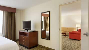 Cofre no quarto, secretária, cortinas/cortinados opacos