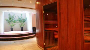 Uma área de spa com parede de madeira, um pequeno palco com plantas e um espaço de estar com um banco.