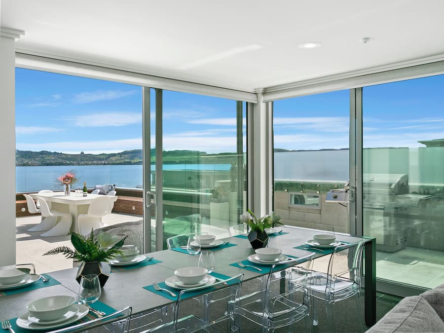 Penthouse, 4 quartos, vista para o lago | Refeições no quarto