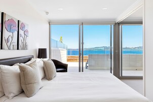 Penthouse, 2 quartos, vista para o lago | Cofre no quarto, secretária adequada para computadores portáteis 