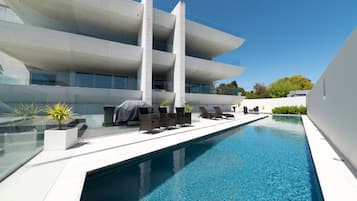 Piscina exterior, espreguiçadeiras