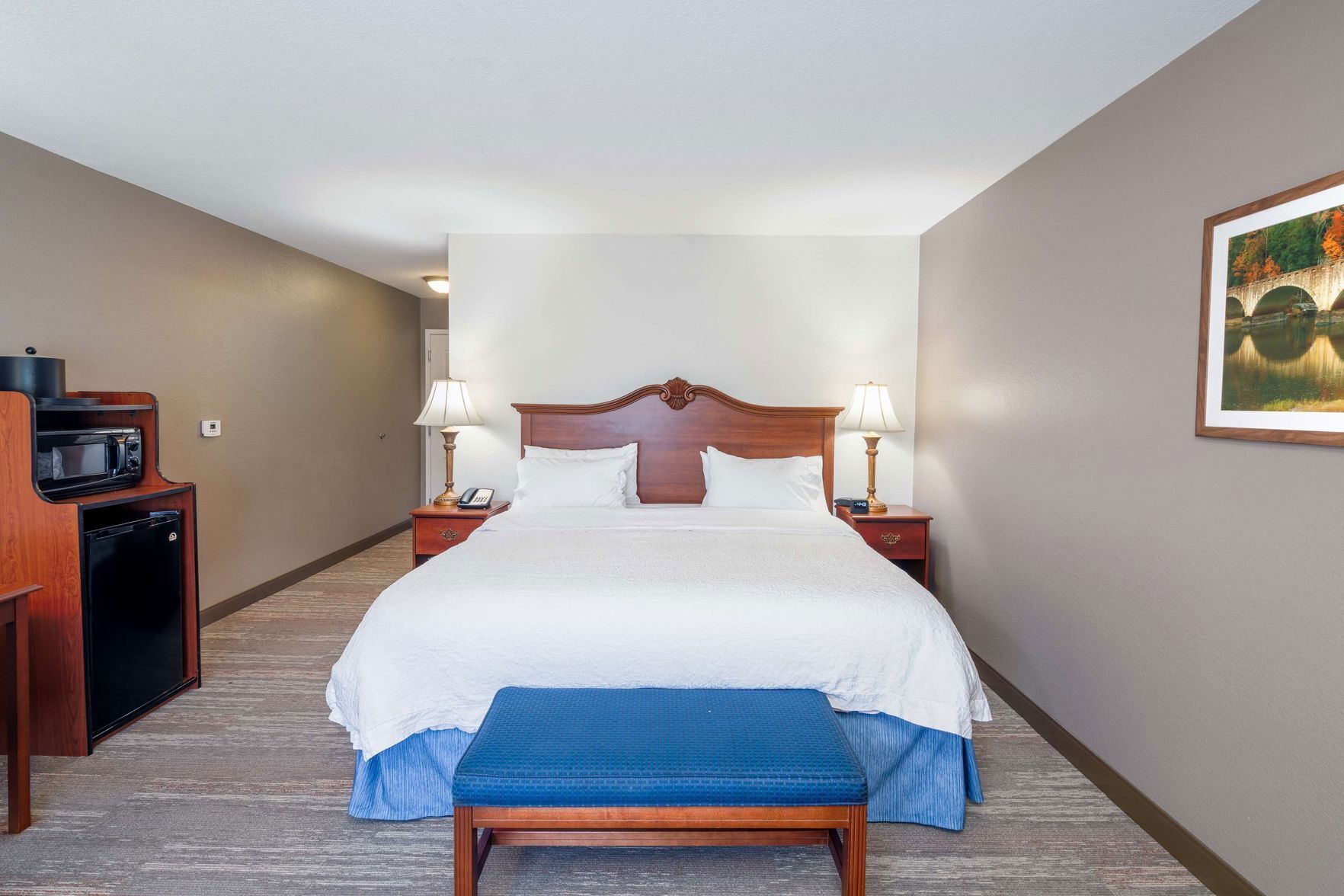 Escrivaninha, Wi-Fi de cortesia, roupa de cama, despertadores