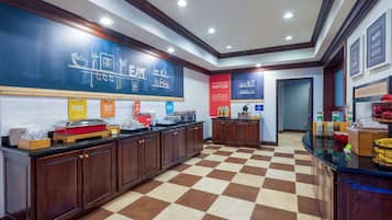 Café da manhã com buffet grátis todos os dias