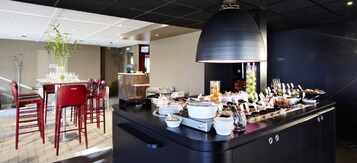 Pequeno-almoço tipo buffet diário mediante uma taxa 