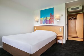 Quarto Standard, 1 cama de casal | Roupa de alta qualidade, secretária, ferro/tábua de engomar 