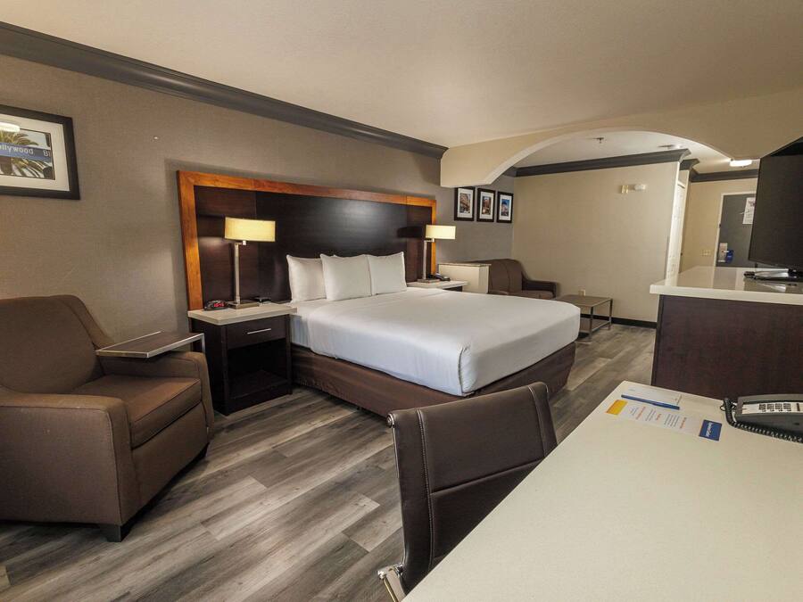 Roupa de alta qualidade, com mobília individualizada, secretária