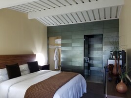 Quarto com design assinado, 1 cama King, para não fumantes | Roupas de cama de algodão egípcio, roupas de cama premium, escrivaninha