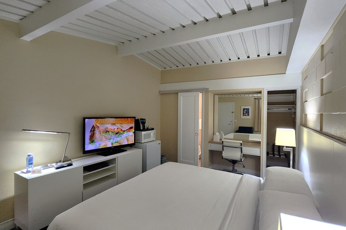 Quarto premium, 1 cama King, para não fumantes | Roupas de cama de algodão egípcio, roupas de cama premium, escrivaninha