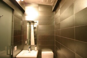 Quarto com design assinado, 1 cama King, para não fumantes | Banheiro | Chuveiro, produtos de toalete biodegradáveis, secador de cabelo 