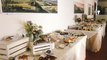 Café da manhã com buffet grátis todos os dias