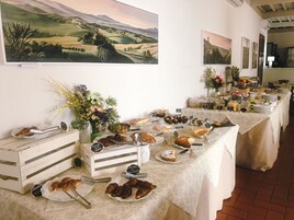 Café da manhã com buffet grátis todos os dias