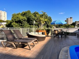 2 piscinas exteriores, da(s) 8:00 à(s) 23:00, guarda-sóis 