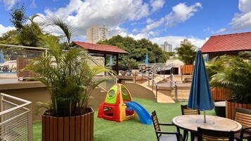 2 piscinas exteriores, da(s) 8:00 à(s) 23:00, guarda-sóis 