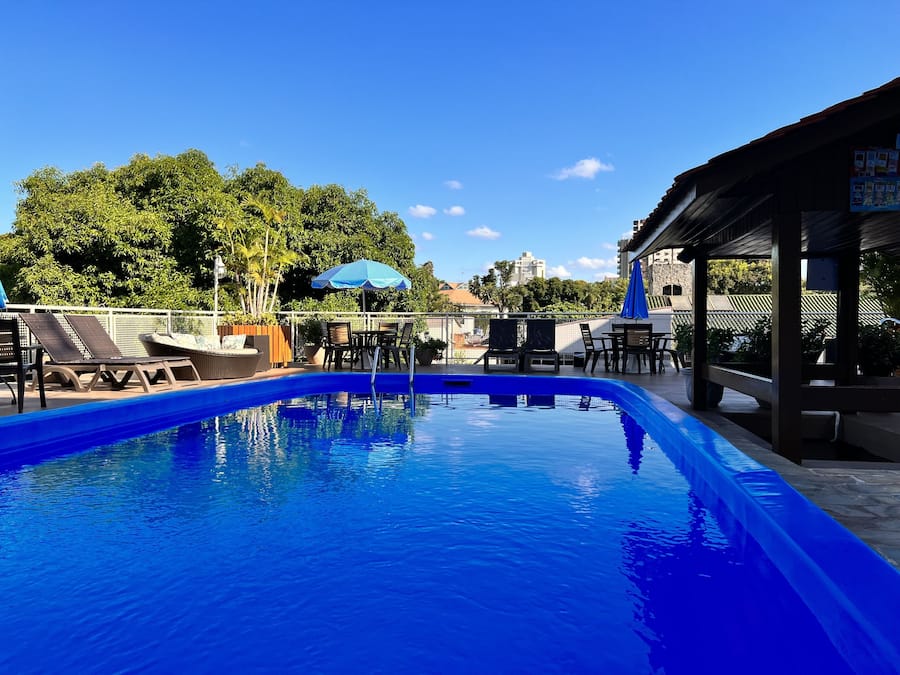 2 piscinas exteriores, da(s) 8:00 à(s) 23:00, guarda-sóis