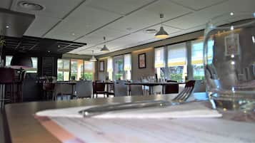 Café da manhã, almoço e jantar; culinária francesa