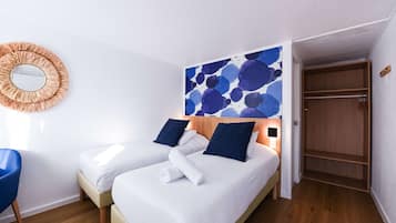 Quarto standard, 2 camas de solteiro (Next Generation) | Escrivaninha, espaço de trabalho para notebook, cortinas blackout