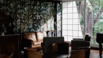 2 bares/lounges, piano bar