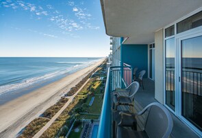 Oceanfront Two Bedroom Condo | Vista do quarto