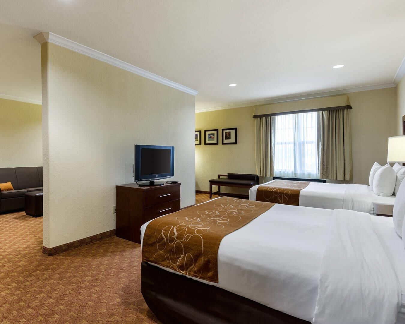 Suíte, várias camas, acessível, para não fumantes | Escrivaninha, espaço de trabalho para notebook