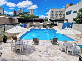 Piscina externa, guarda-sóis, espreguiçadeiras