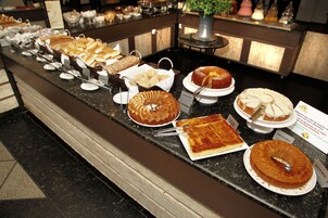 Café da manhã com buffet grátis todos os dias