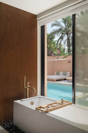 Al Waha Collection Two Bedroom Villa with Private Pool | Banheiro | Chuveiro com efeito de chuva, produtos de toalete de grife