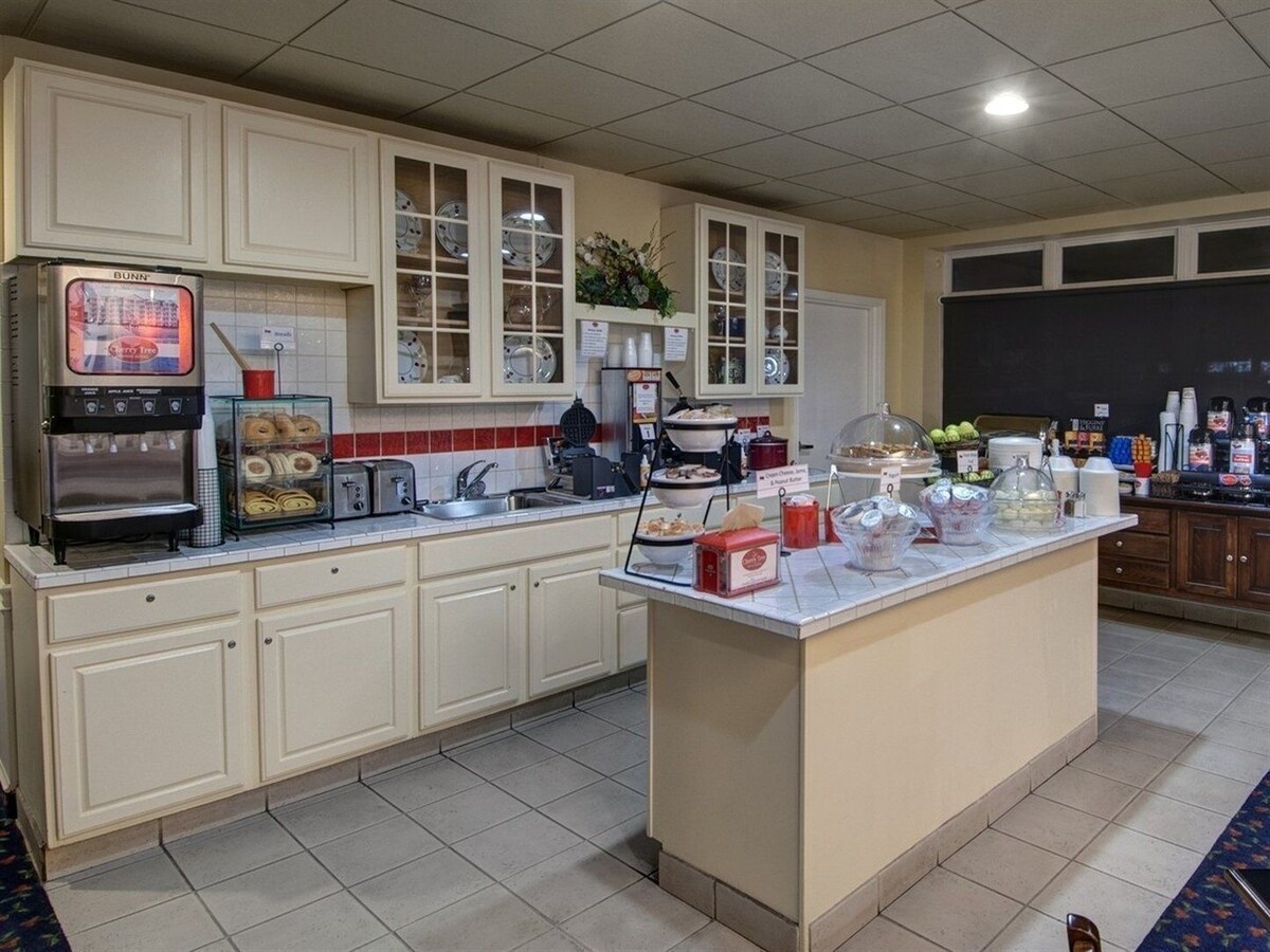 Cherry Tree Inn & Suites Reviews, Deals & Photos 2023 - Expedia