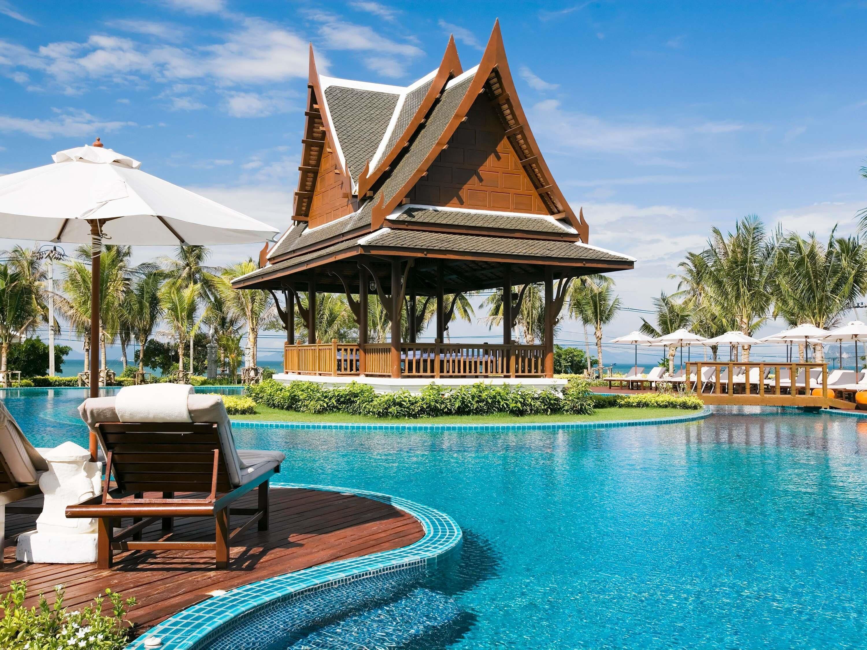 Piscina externa, guarda-sóis, espreguiçadeiras