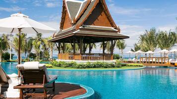 Piscina externa, guarda-sóis, espreguiçadeiras