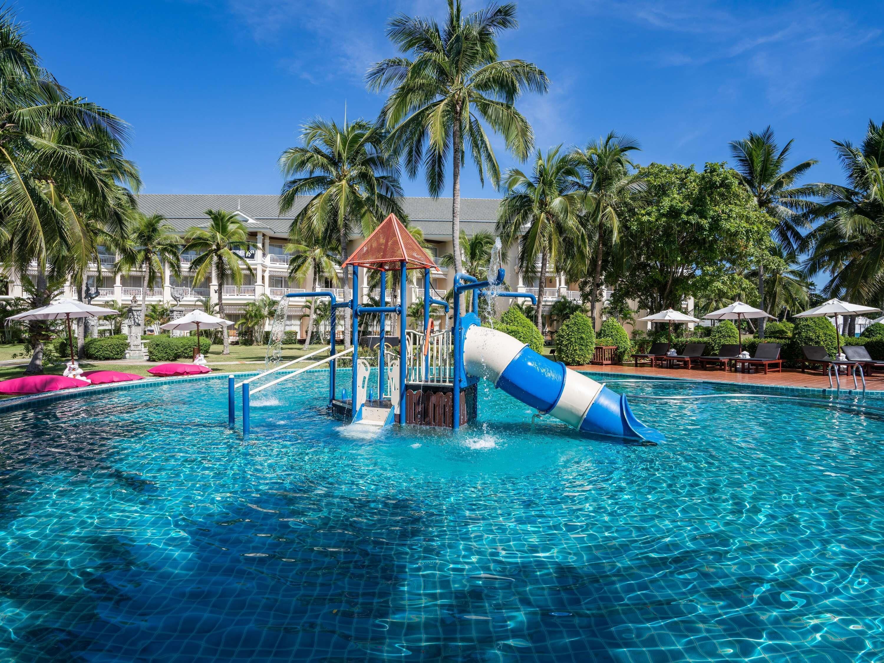 Piscina externa, guarda-sóis, espreguiçadeiras