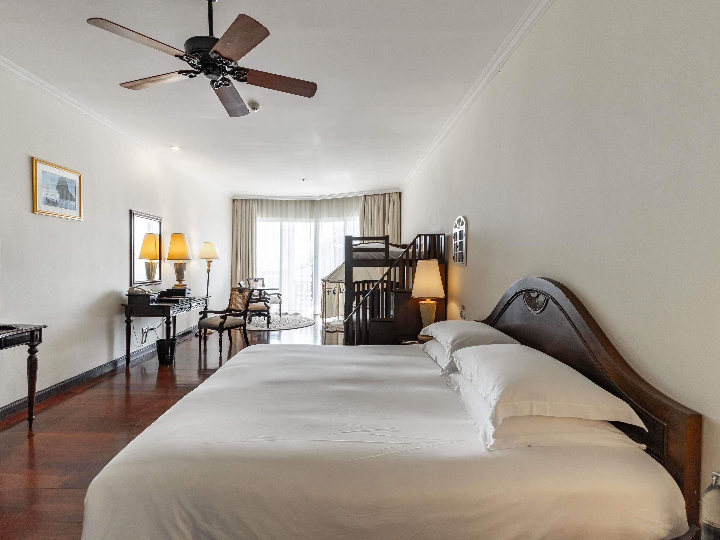 Quarto triplo família, várias camas, sacada | Roupas de cama premium, edredons de pluma, frigobar, cofres nos quartos