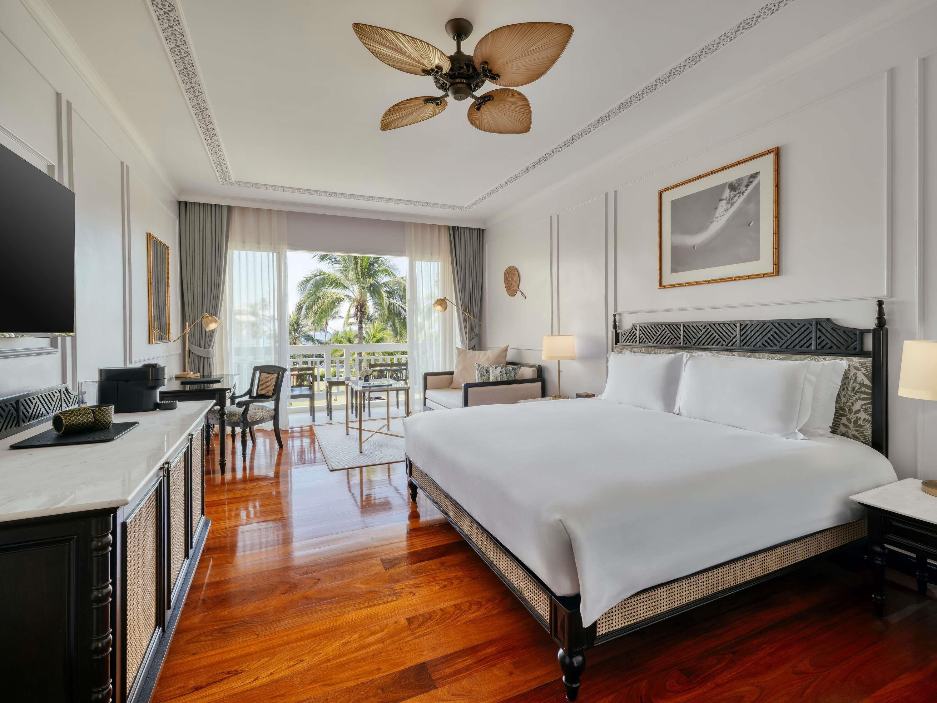 Quarto solteiro com design assinado, 1 cama King | Roupas de cama premium, edredons de pluma, frigobar, cofres nos quartos