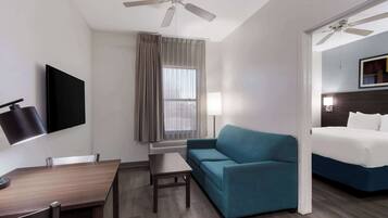 Camas com colchões pillow-top, escrivaninha, cortinas blackout