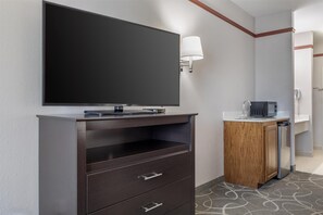 Quarto Standard, várias camas, não fumadores, frigorífico e micro-ondas | Camas de colchão pillowtop, secretária