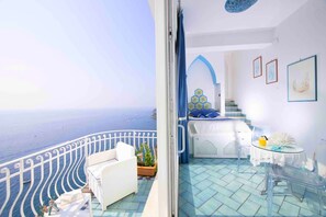 Suite Júnior, varanda, vista para o mar | Roupa hipoalergénica, minibar, cofre no quarto, secretária 