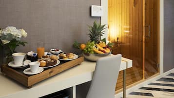 Suíte, sauna seca (Wellness) | 1 quarto, frigobar, cofres nos quartos, escrivaninha