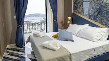 Quarto superior, 1 cama de casal, vista para o mar | 1 quarto, frigobar, cofres nos quartos, escrivaninha