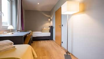 Roupa hipoalergénica, minibar, cofre no quarto, secretária