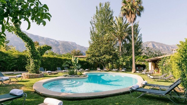 2 piscinas externas, espreguiçadeiras